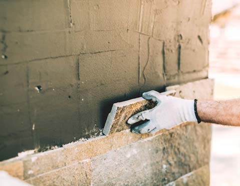 Cómo pegar piedra laja en pared: ideas para decorar tu hogar